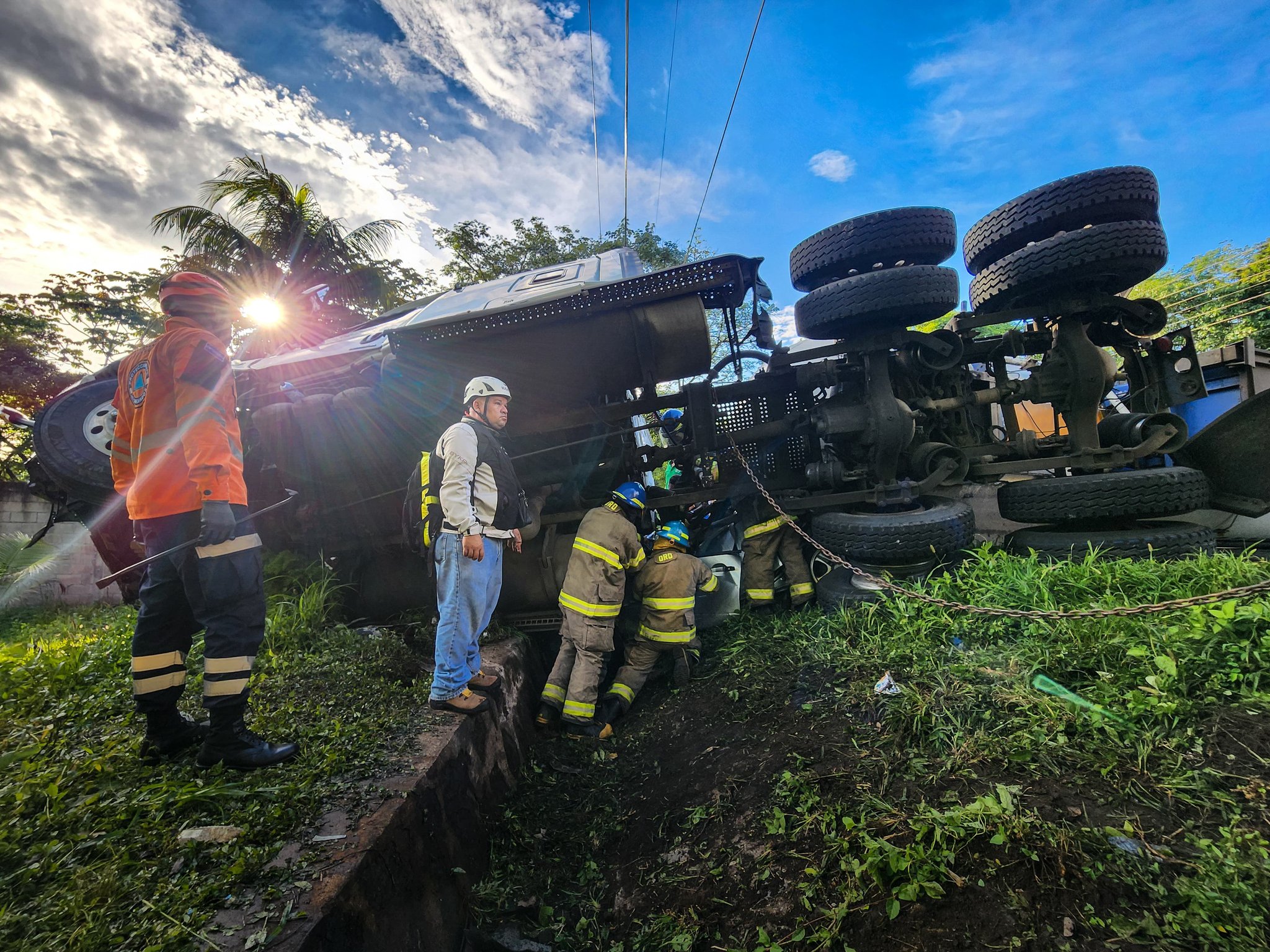 Muni263 - Accidente en carretera Panamericana: pipa de gas volcó tras ...